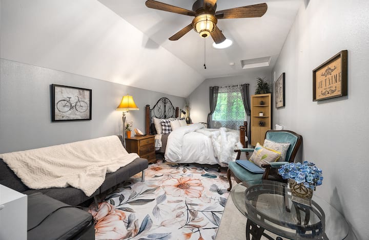 Grayson B&b | Sunlit Executive | Woodinville Wine - Monroe, WA