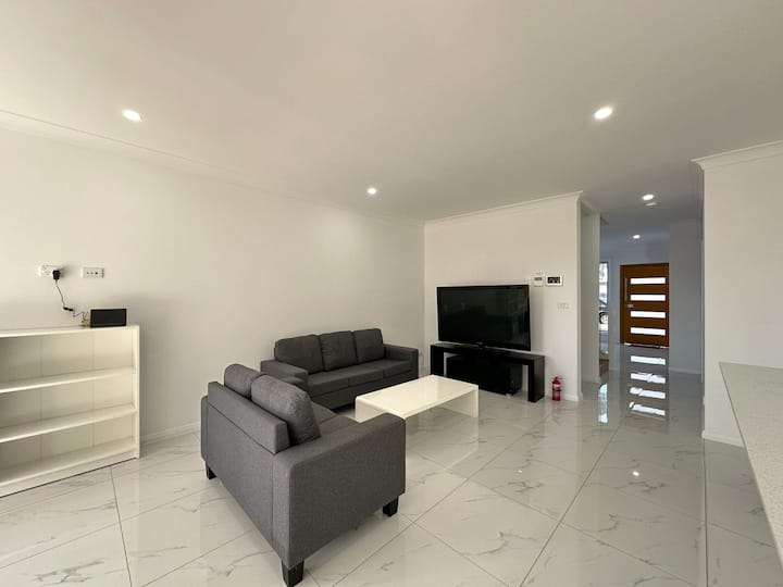 Large 4br Home, Short Walk To Ed Square And Parks - 세인트 앤드류스