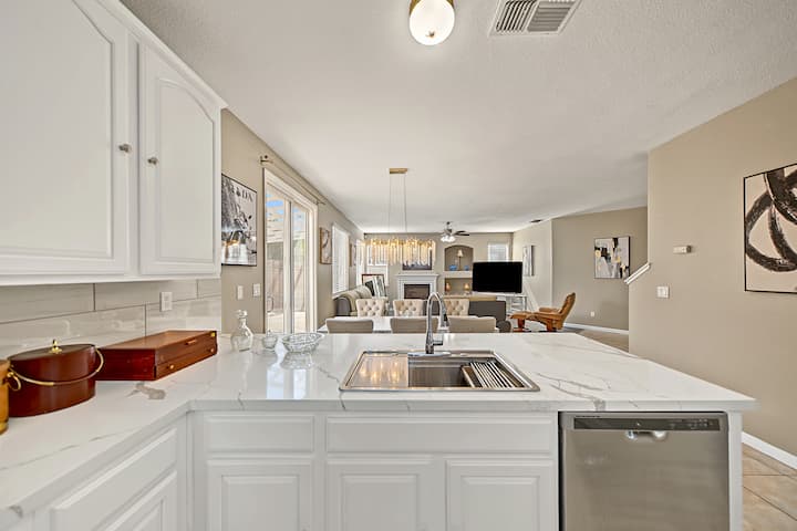 I-5 Getaway | 5br | Airbnb Fees Are Included. - Stockton, CA