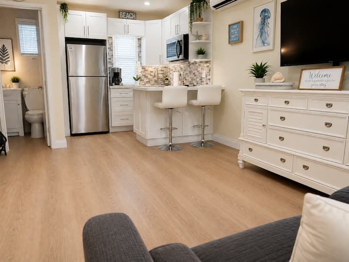 Charming Studio Just Steps Away From The Beach - Hollywood, FL