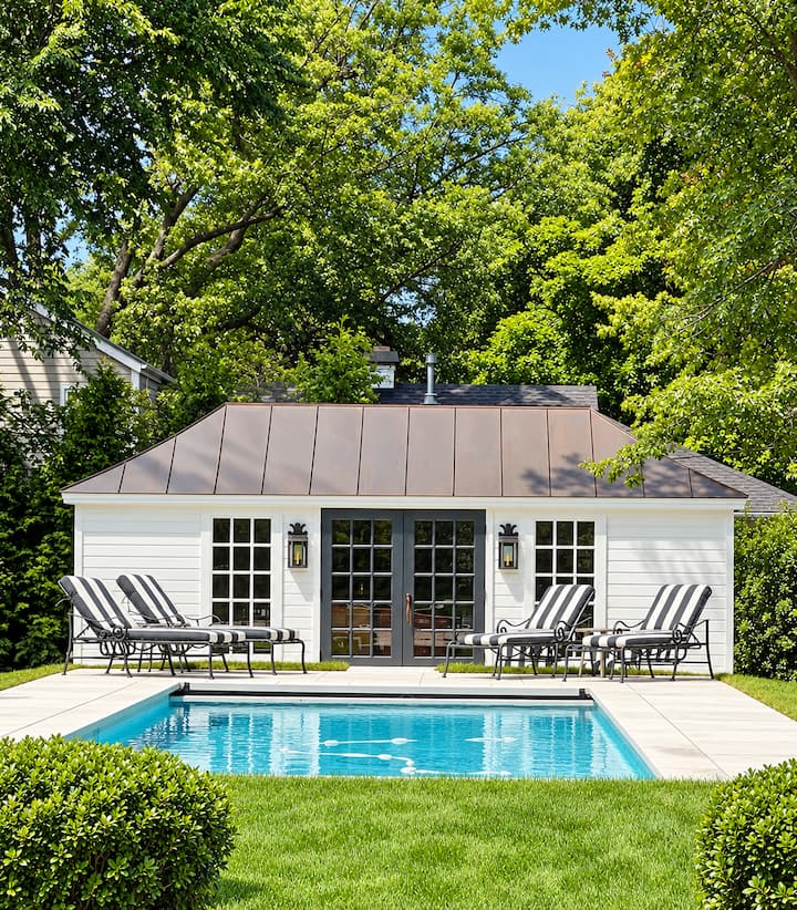 Charming Cape Cod Style Home With Heated Pool - Lake Forest, IL