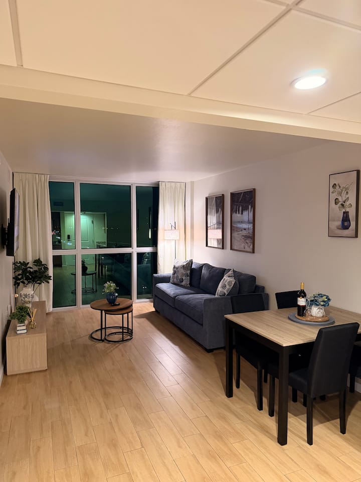 Luxury Waterfront Retreat | Downtown Fort Myers - Fort Myers, FL
