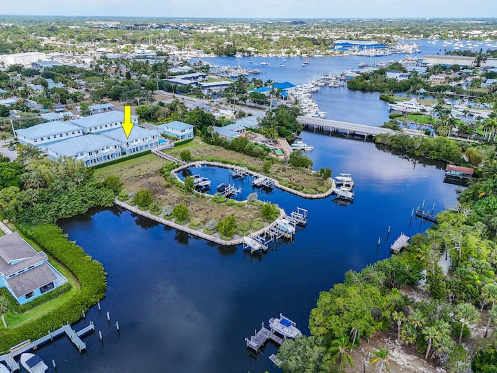 The Blue Manatee | Pool + Private Boat Lift - Hobe Sound, FL