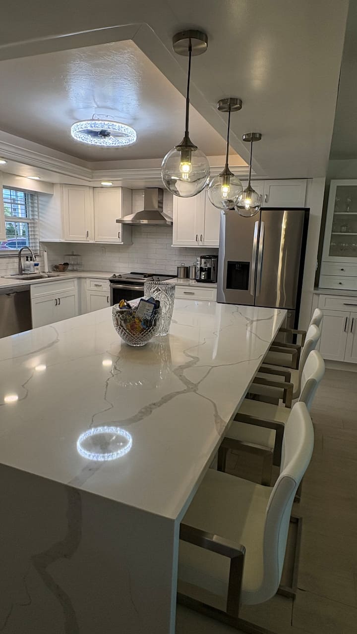Beautiful Waterfront Condo Close To The Beach. - Marco Island, FL