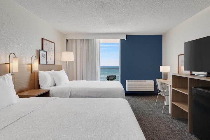 Walk Onto Ormond Beach Sand + Free Breakfast - Ormond Beach, FL
