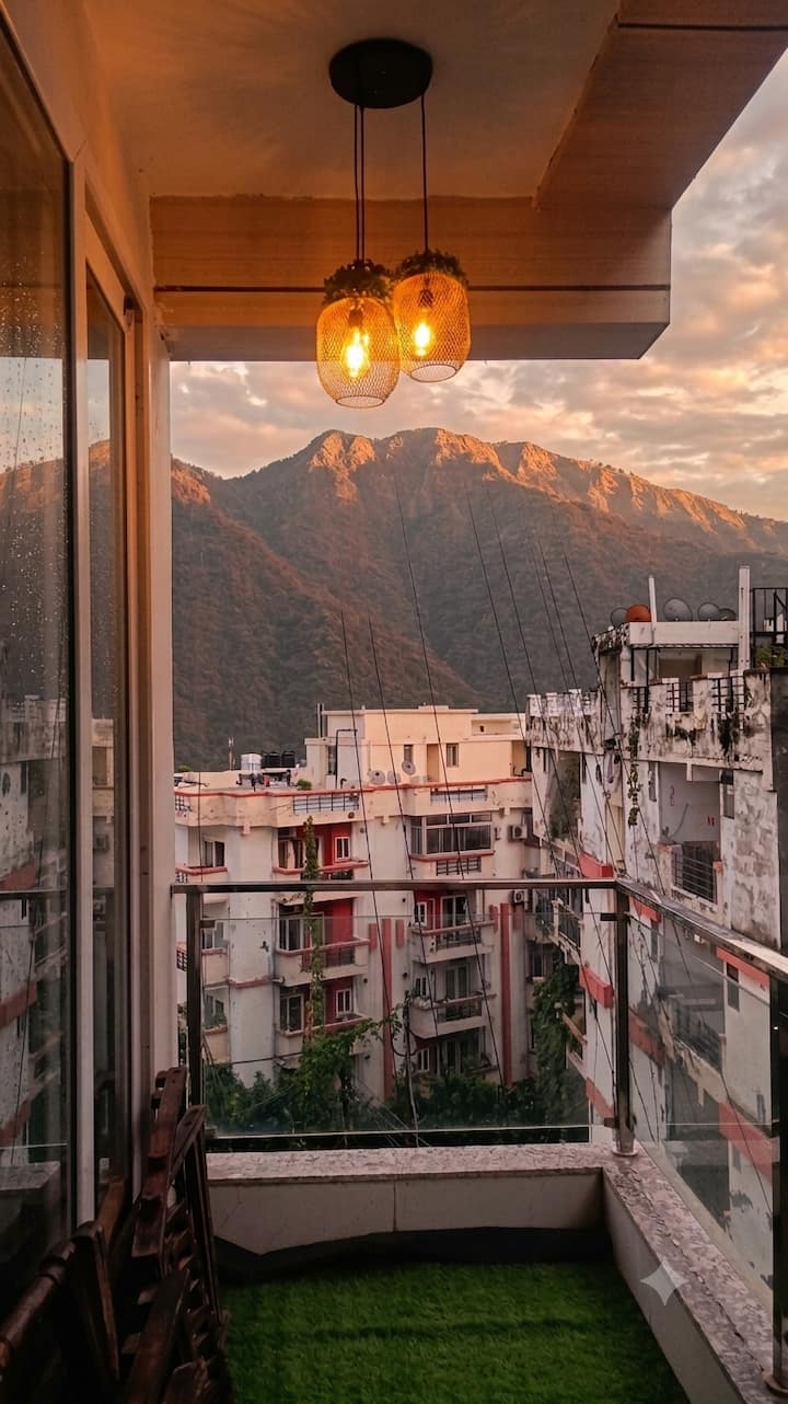 Tranquil Mountain & Ganga-view Haven | Prashi Stay - Rishikesh
