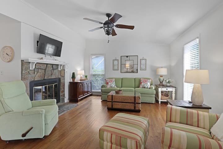 Relax Or Work Close To The Heart Of Apex! - Apex