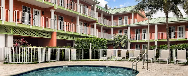 Sea Gardens Studio Apartment With Resort Access - Pompano Beach
