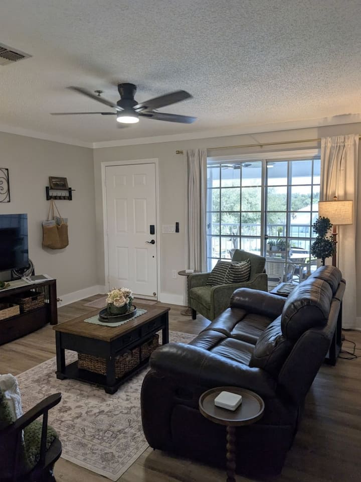 Secret Cottage: 3rd Fl King Condo, Private Lanai - Land O' Lakes, FL