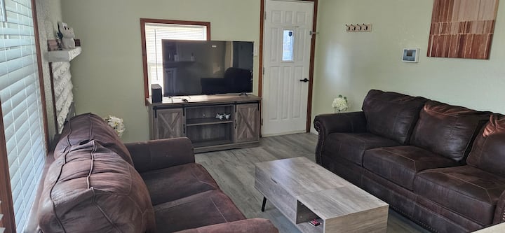 Cozy 2-bedroom Home - 7 Clans Casino Newkirk Water Park