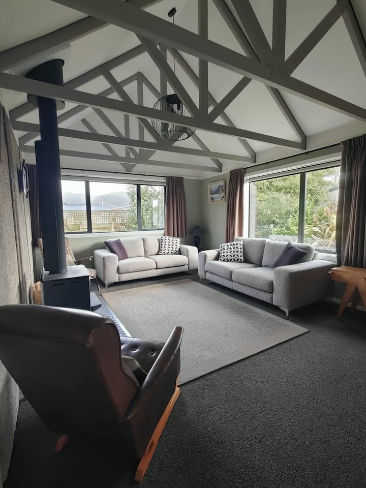 Character Home - Mountain Views & Private Backyard - Te Anau