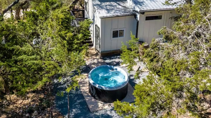 Hill Country Home W/ Hot Tub & Patio Views - Wimberley, TX
