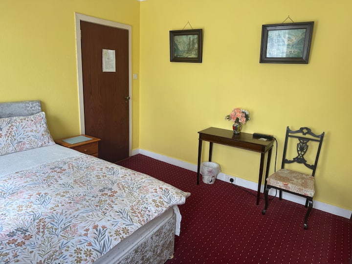 Sunny Comfort Double Room – Front Garden Light - Cork