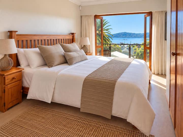Eco-haven: Views, Solar & Water - South Africa
