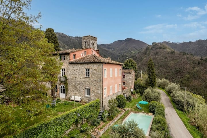 Villa With Natural Spring Amid Lucca Vineyards - Italy