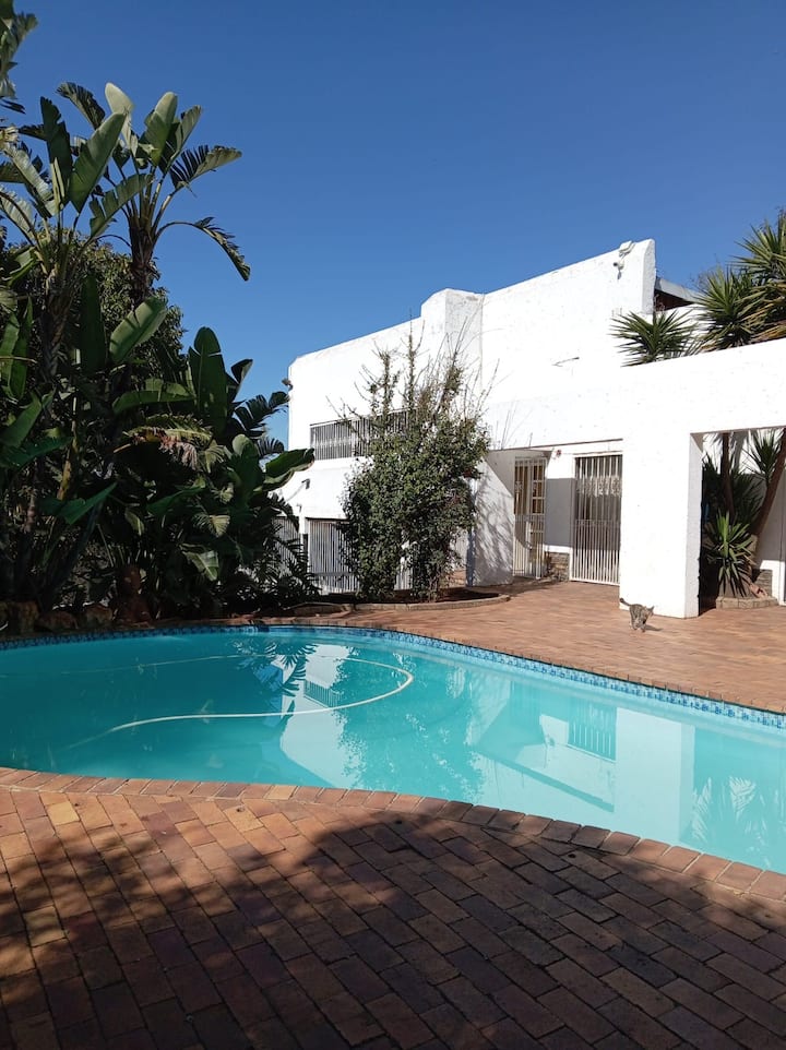 Modern Hideaway - Private And Quiet - Alberton