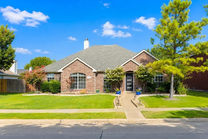 Enjoy A Peaceful Stay Near The Pond - Allen, TX