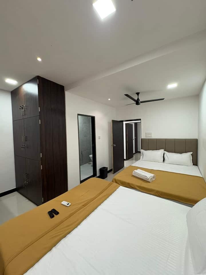 Shree Giriraj Homestay | 5 Mins From Dwarka Temple - Dwarka