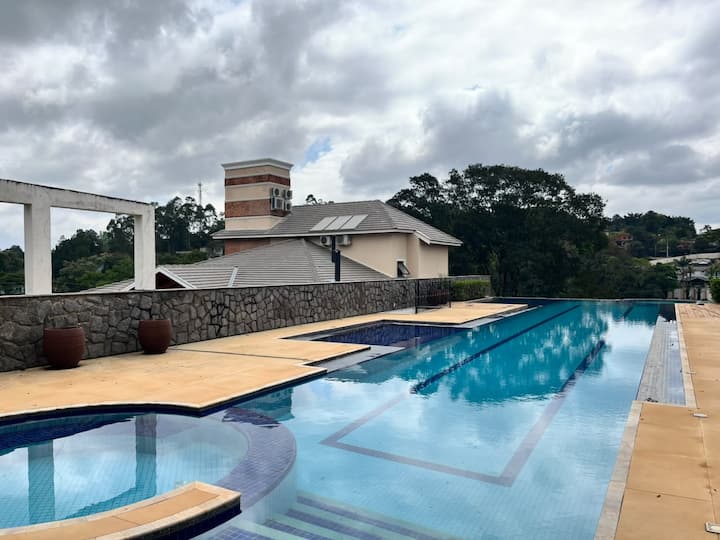 Refúgio De Luxo: Casa Clássica Com Grande Jardim - Atibaia