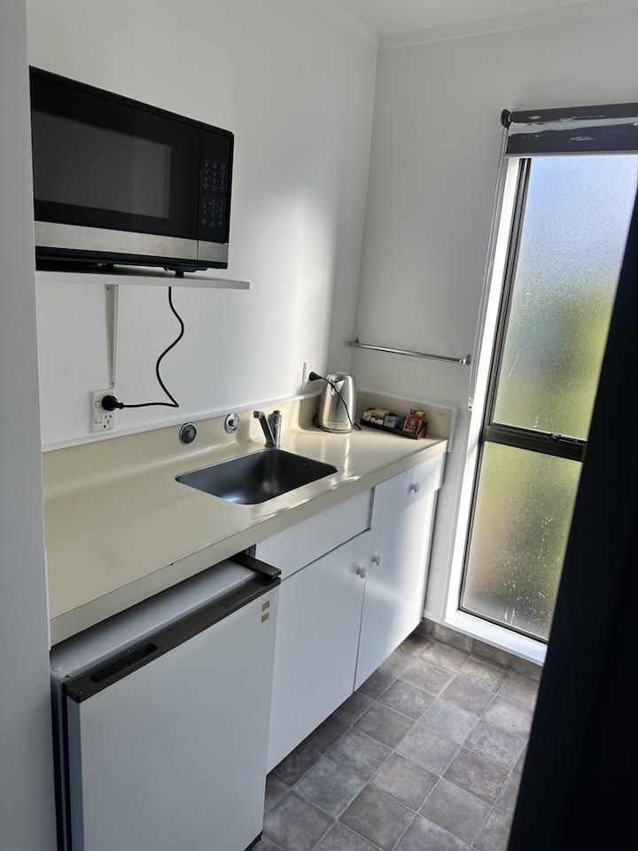 Spacious Family Room With A Private Kitchen - Tūrangi