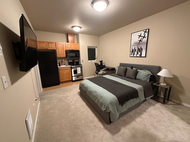 Cozy Downtown Redmond Studio Retreat - Redmond, WA