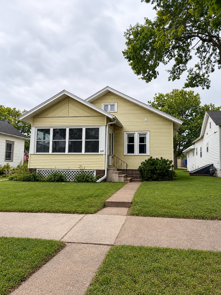 Uptown Bungalow - La Crosse, WI