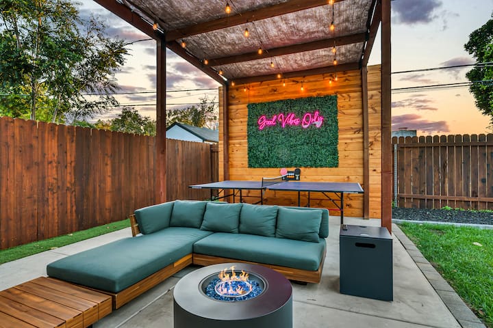 Private 2br Home + Hot Tub & Outdoor Tv Lounge - Sacramento, CA