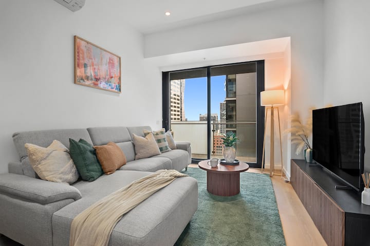 Oasis Skyline View 2b | Pool, Gym & Prime Location - Melbourne