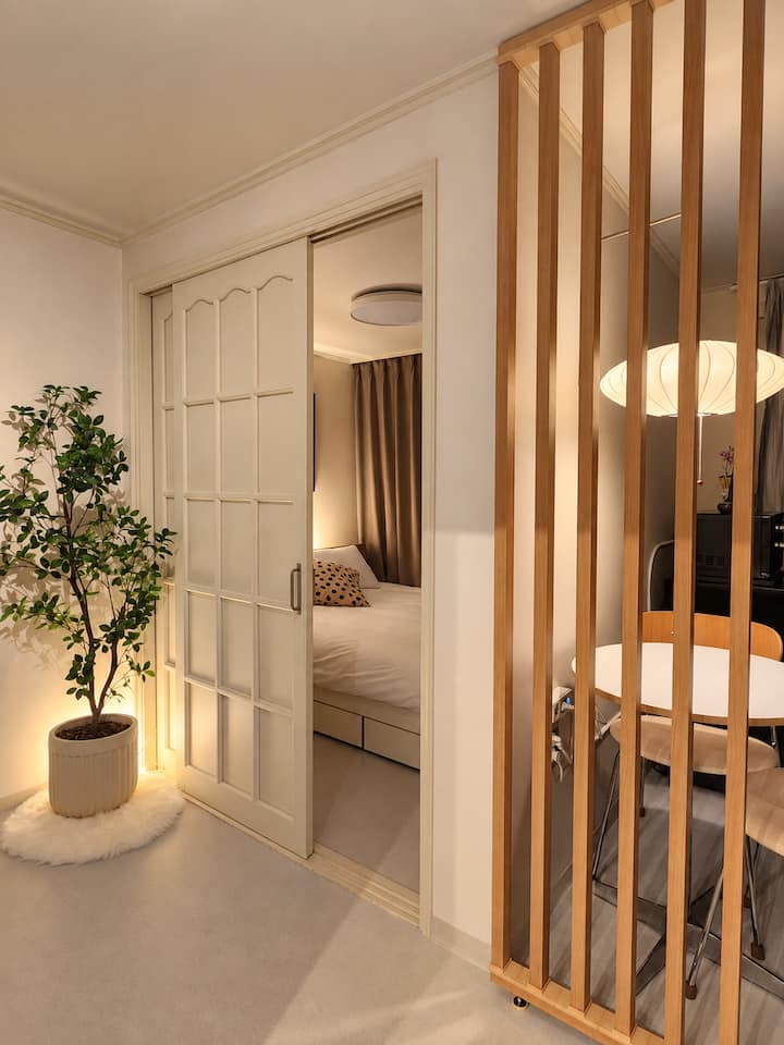 Hongdae 8 Min/renovated Yeonnam Home/3 Queen Beds - South Korea