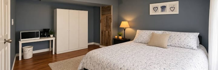 Cozy Grimsby Guest Room  Quiet, Clean - Grimsby