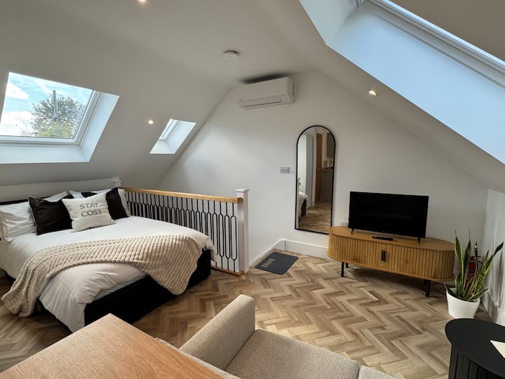 New Luxury Private Gated Studio | Ac, Free Parking - Basingstoke