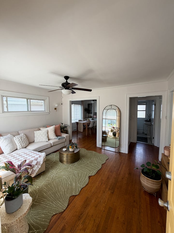 Cute Home 7 Min Walking From Downtown Ferndale! - Ferndale, MI