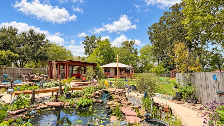Backyard Oasis: Pool, Pond & Porch Off Bluebonnet - 배턴루지