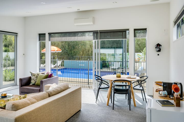 The Ridge & Rows Retreat - Te Mata Peak Views - 네이피어