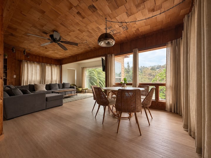 Bright & Comfortable 2br With Hollywood Views - Hollywood, CA