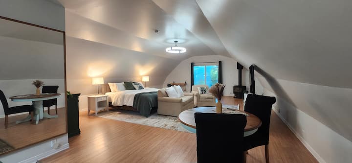 Solo & Couples Loft | King Bed + Fireplace - Barrie