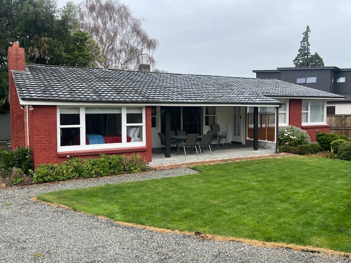 4 Bedroom House, 5 Mins Walk To Cbd & Stadium - Blenheim