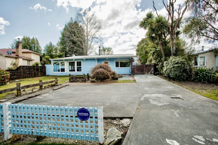 Little Blue House - Te Anau Holiday Home - テ・アナウ