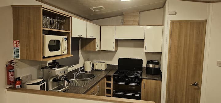 Lovely Caravan With Mountain Views, Ref 86006w - Towyn