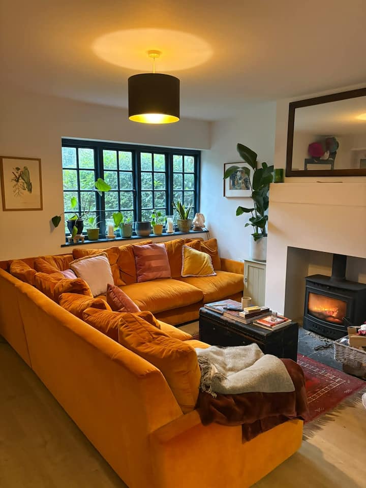 Two Bed Home With Garden & Parking In Bramley, Sur - Shere