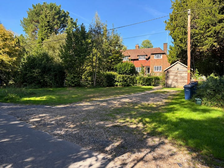 Two Bed Home With Garden & Parking In Bramley, Sur - Shere