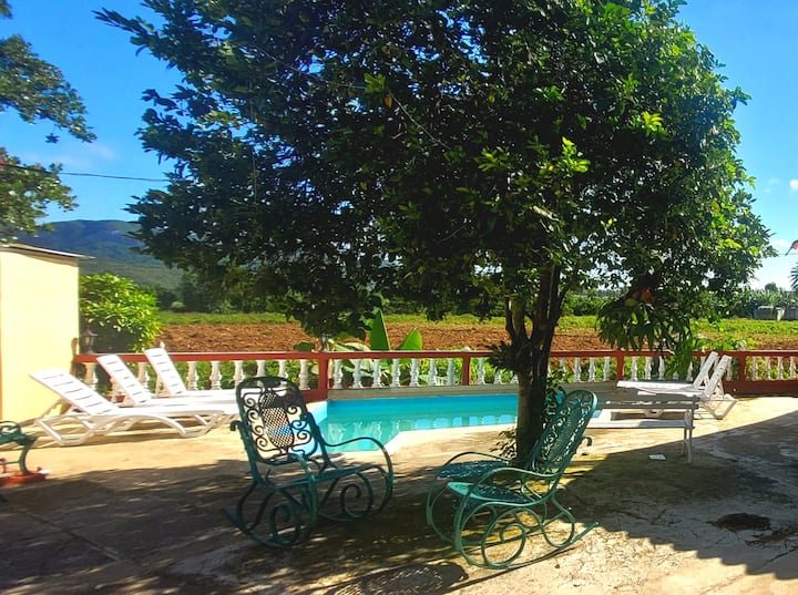 Casa Leibys Y Papito El Zapatero 4: Pool And Views - Viñales