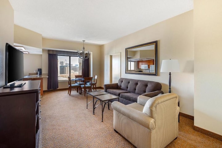 Polo Towers 2br | Strip Location + Rooftop Pool - Las Vegas, NV