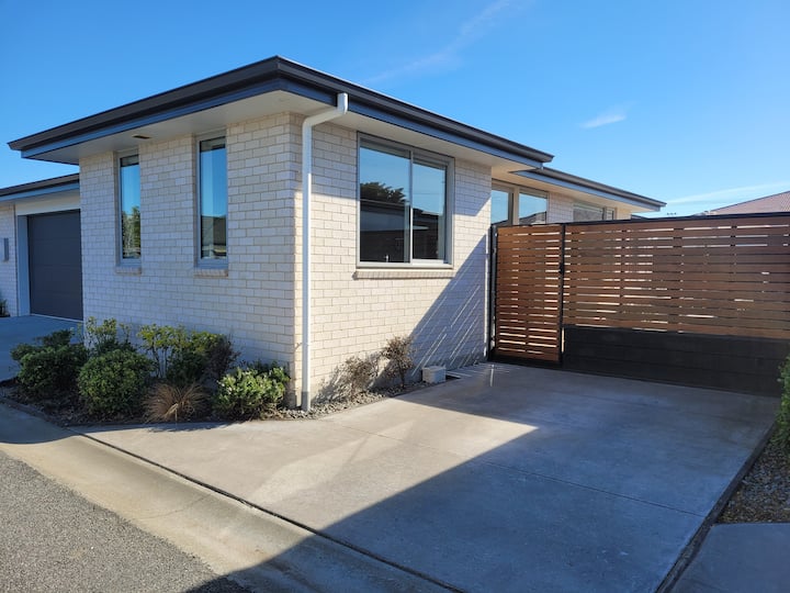 Stylish Townhouse- Central Location With Style - Blenheim