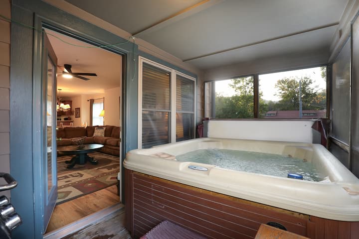 3 Story Condo In Dt W/ Hot Tub & Hotel Amenities - Helen, GA