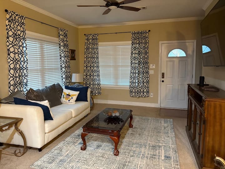 The Mcdonough Island Luxury Suite - McDonough, GA
