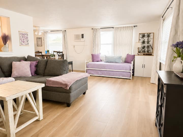 Lavender River Cottage | Coastal & Pet Friendly - New Port Richey, FL