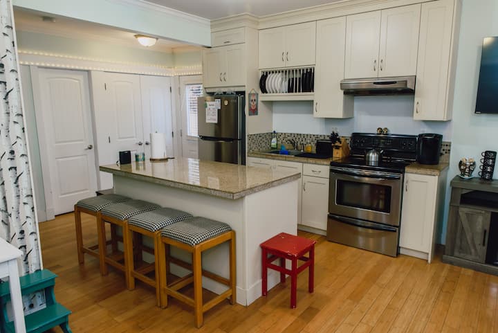 Cute House Downtown Kelowna Pet Friendly! - Kelowna