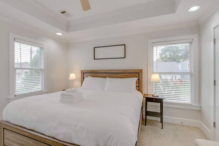 Two Modern Home Retreat Near Downtown! Sleeps 18! - Nashville, TN