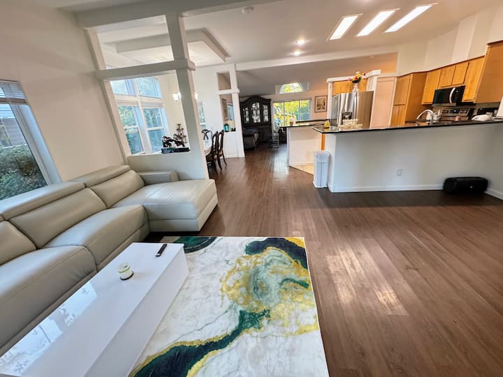 Comfy & Spacious Family Friendly Portland Retreat - Portland, OR